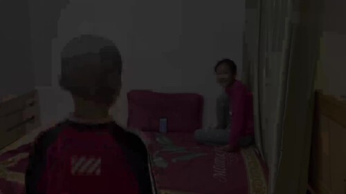 姐姐弟弟宅家运动,妈妈画小麻薯小飞侠贴纸,不小心画残了一个