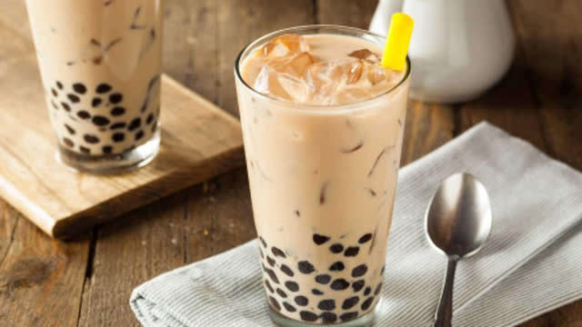 珍珠奶茶里面的珍珠是用什么做的?真的能吃吗,说出来你可能不信!