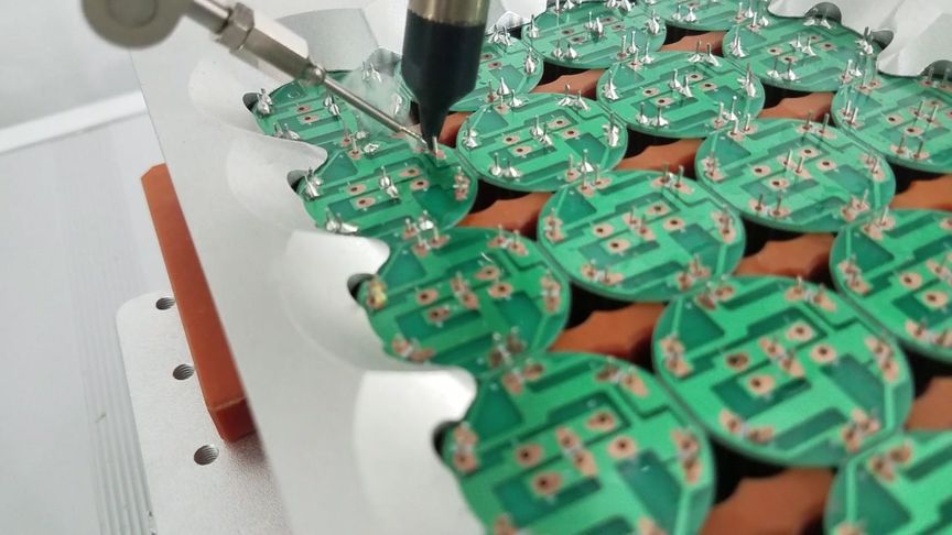 MT原创:LED灯焊锡视频——其实我们还可以更快,0.6秒一个焊点