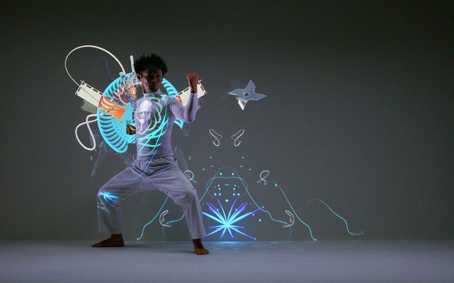 手机隔空操作很牛吗?来玩玩实时互动投影吧