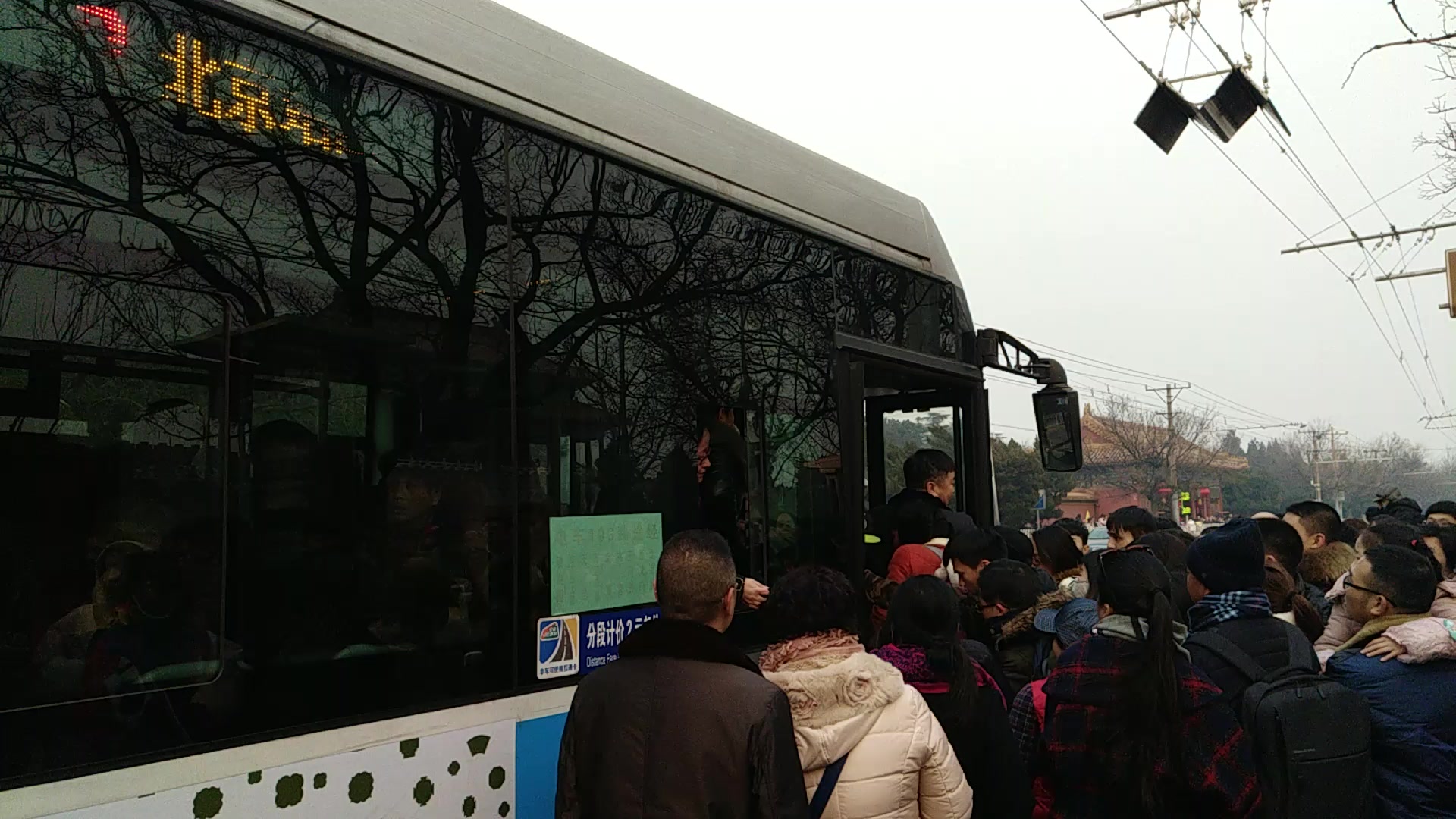 全国人民大年初一在北京公交故宫车站争相抢坐乘坐103路电车