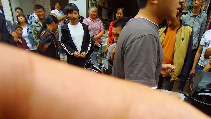 男子多次微信扫码但不付款 结果这次终于被围上了.#微信扫码