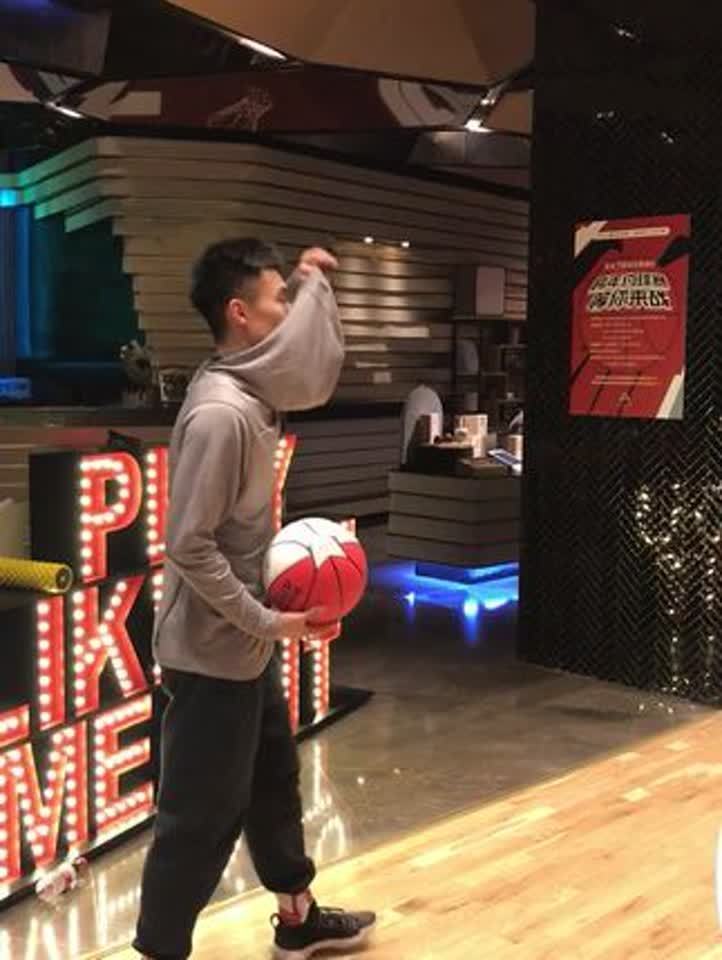 这是你从没见过的三分球投法!篮球还能这么玩#篮球