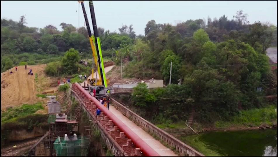15秒看“小巨人”DN800架空管道如何吊装对接@自贡釜溪河流域...
