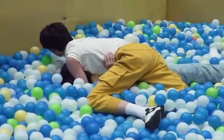 TF三代-当朱志鑫遇上刘耀文,被压倒之后直接顺服了!这个搂腰我彻底没...