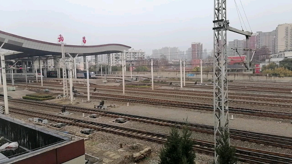 K531次列车驶出武昌站