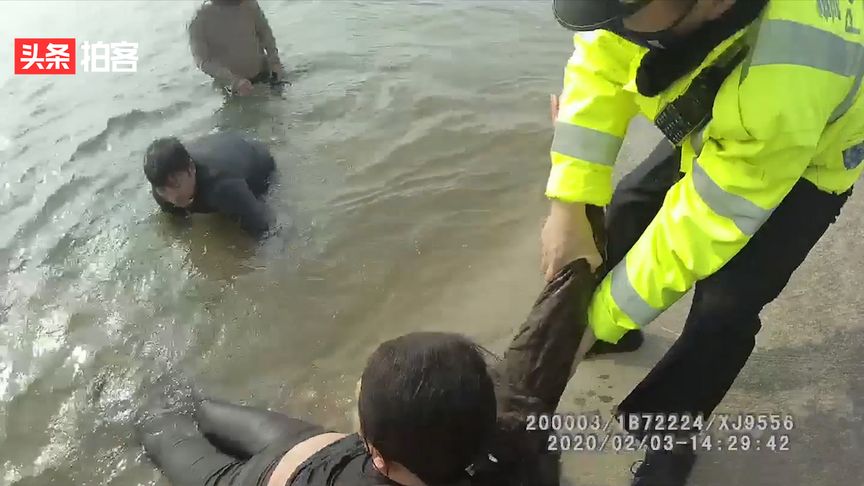 河南汝州一女子落入冰河中 外卖员与民警跳水救人:人命大于天