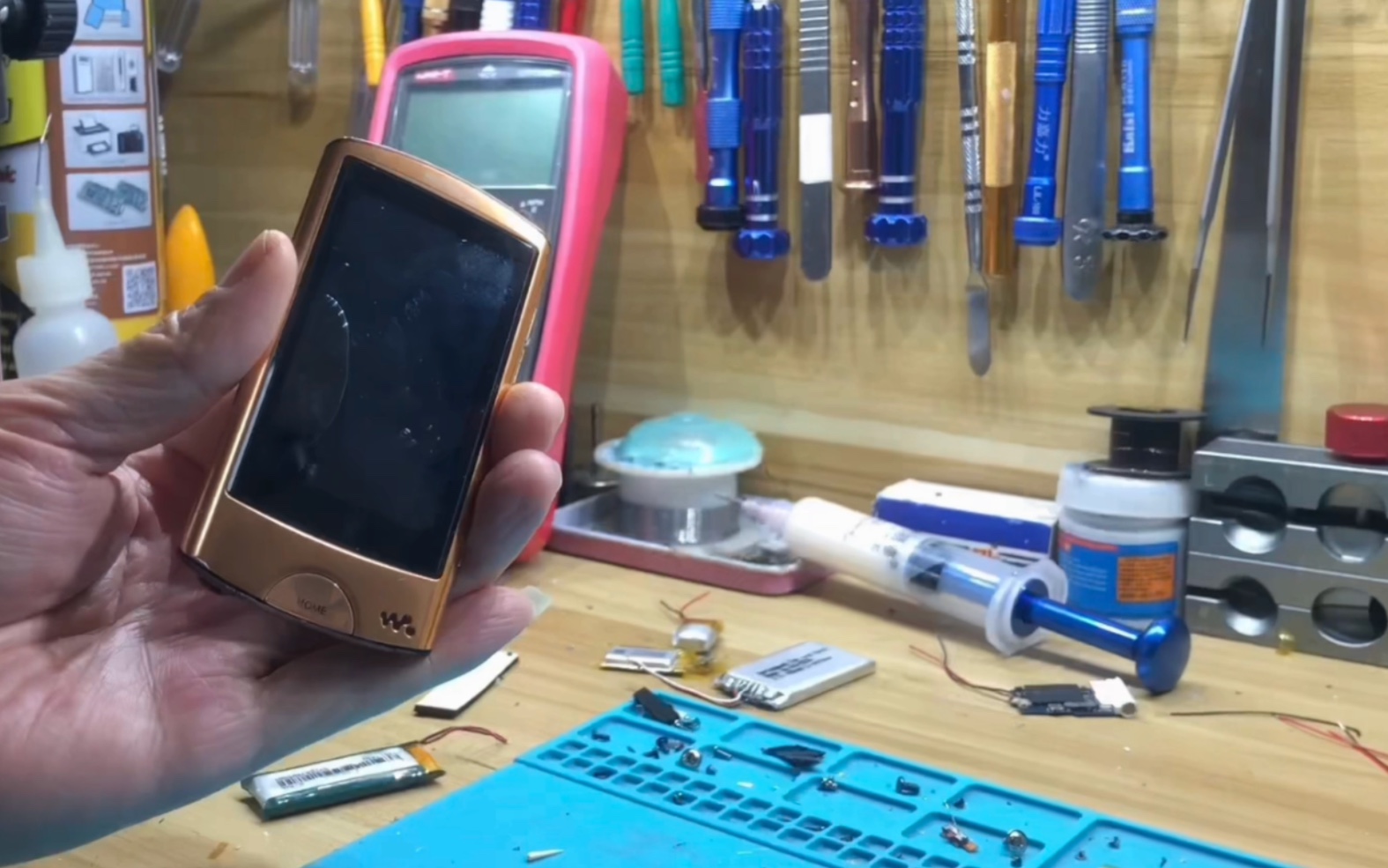 修复2012年上市的索尼NWZ-A866音乐播放器,不开机充电无反应