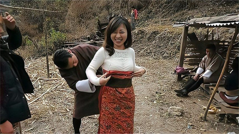 尼泊尔一家人睡一个屋,新婚小两口该咋办?当地人的办法简单直接