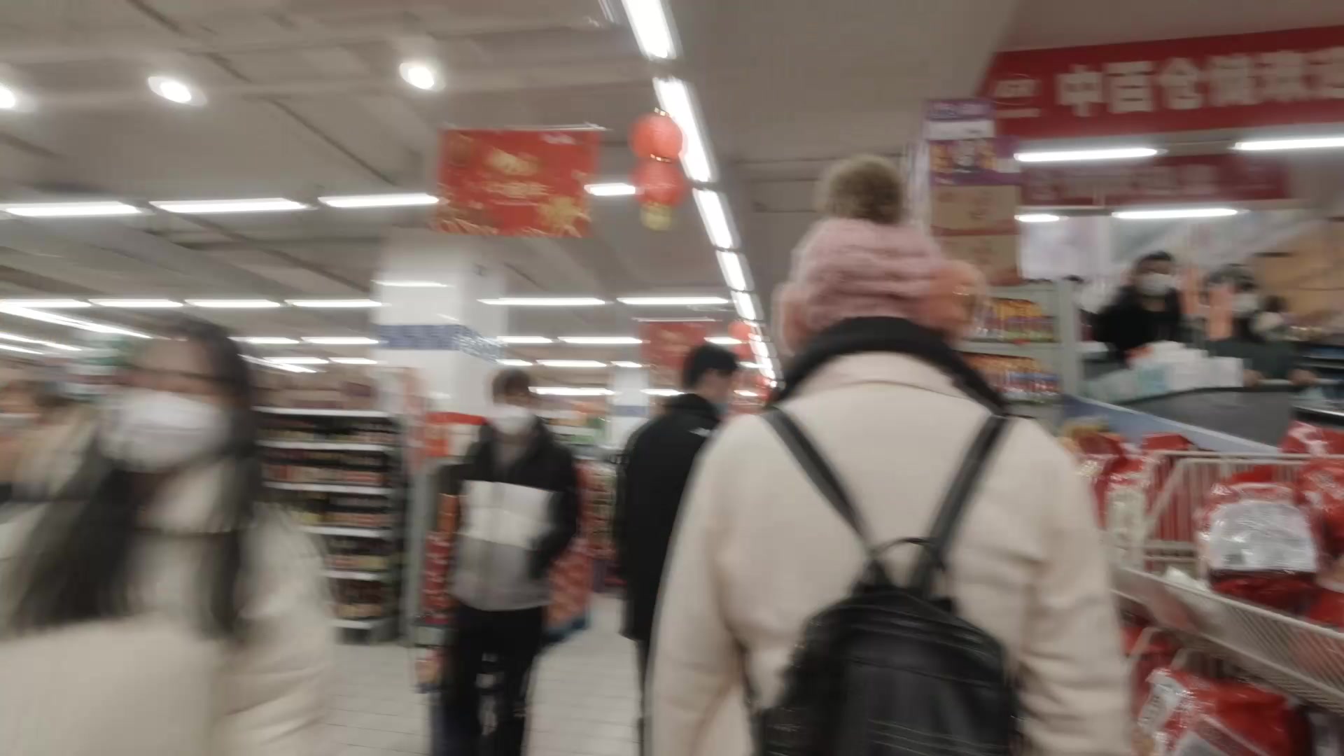 大年初三小伙再次出门,去现在的超市看看,小伙伴们可以跟随