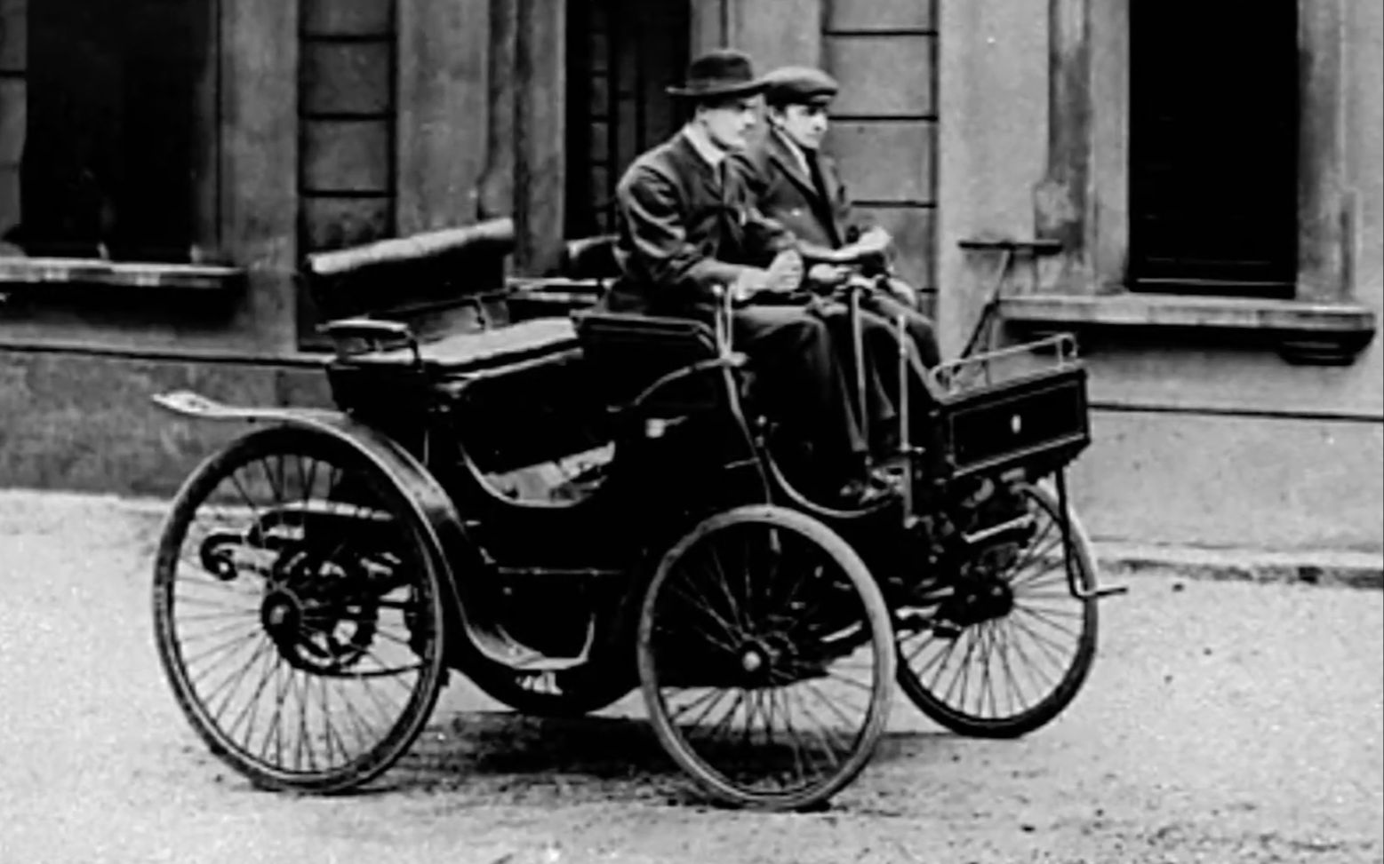 【熟肉】1884年 世界首辆蒸汽增程纯电动汽车