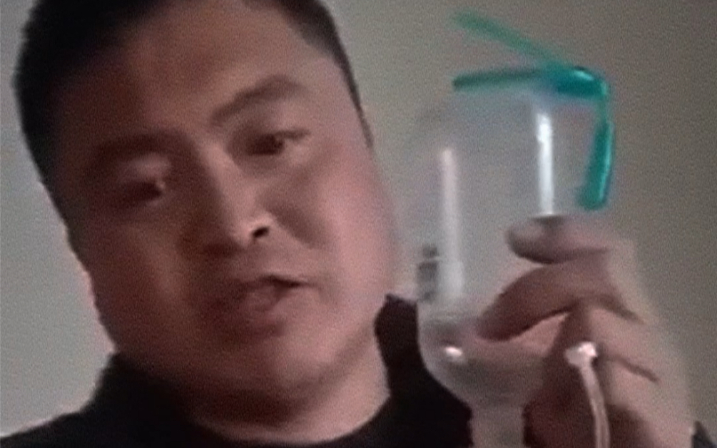 丽丽直接拿出法器输液器帮助女家人们治疗臭中分