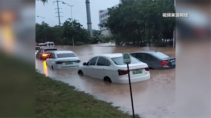 广东多地10日凌晨遭遇强降雨天气,多条街道被淹