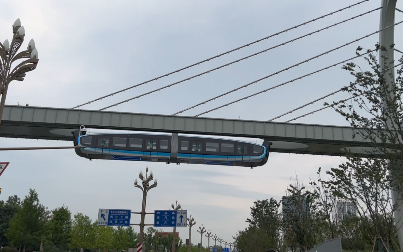 出地铁就遇到空轨上面过呀