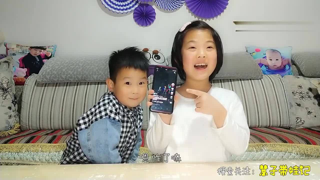 荧光棒与舞蹈会碰撞出什么火花?姐弟俩绑荧光棒跳舞,属实搞笑美