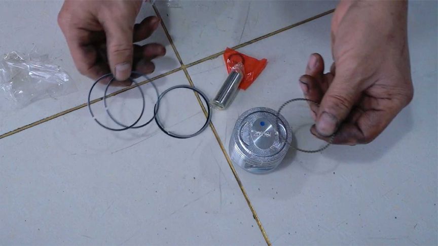 铃木赛驰摩托车换中缸第二期:如何正确安装摩托车活塞环和活塞?