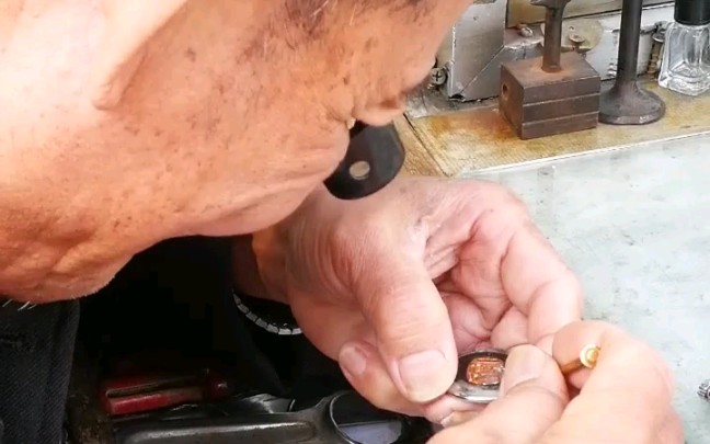 街边摆摊十几年的修表老师傅,只用浪琴专卖店3分之一的价格修好了我...