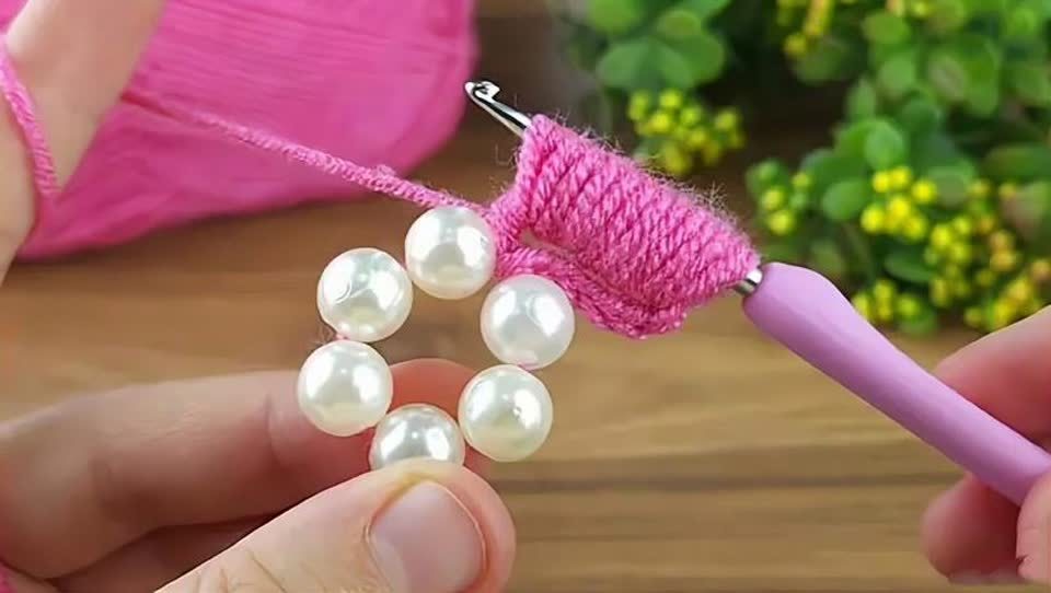 珍珠项链断了也别扔,把珠子穿起来用毛线编织下,美得不要不要的