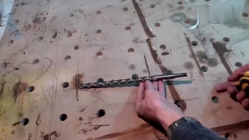 用水管和钻头制作电动填缝枪,比手动的要方便多了