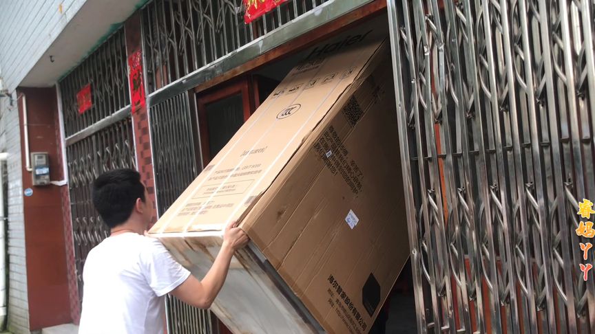 网上购买的冰箱大了,门太矮楼梯转角太窄,这下该怎么办