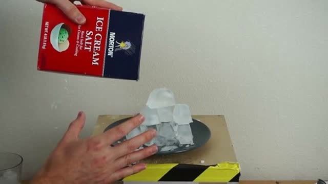 把盐倒在冰块上,冰块融化的过程,让你认知到盐的另一个作用