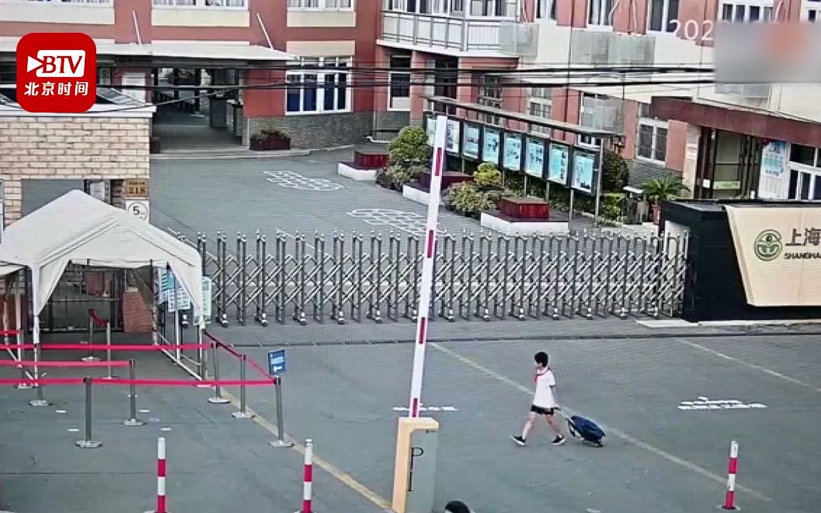 家长记错时间提前一天送儿上学反被民警送回 网友:神兽归笼 过度开心?