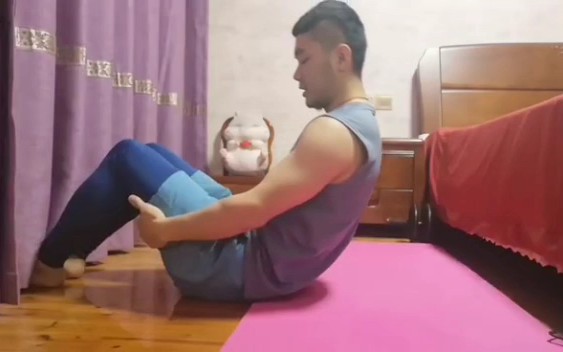 腰部拉伸动作详解