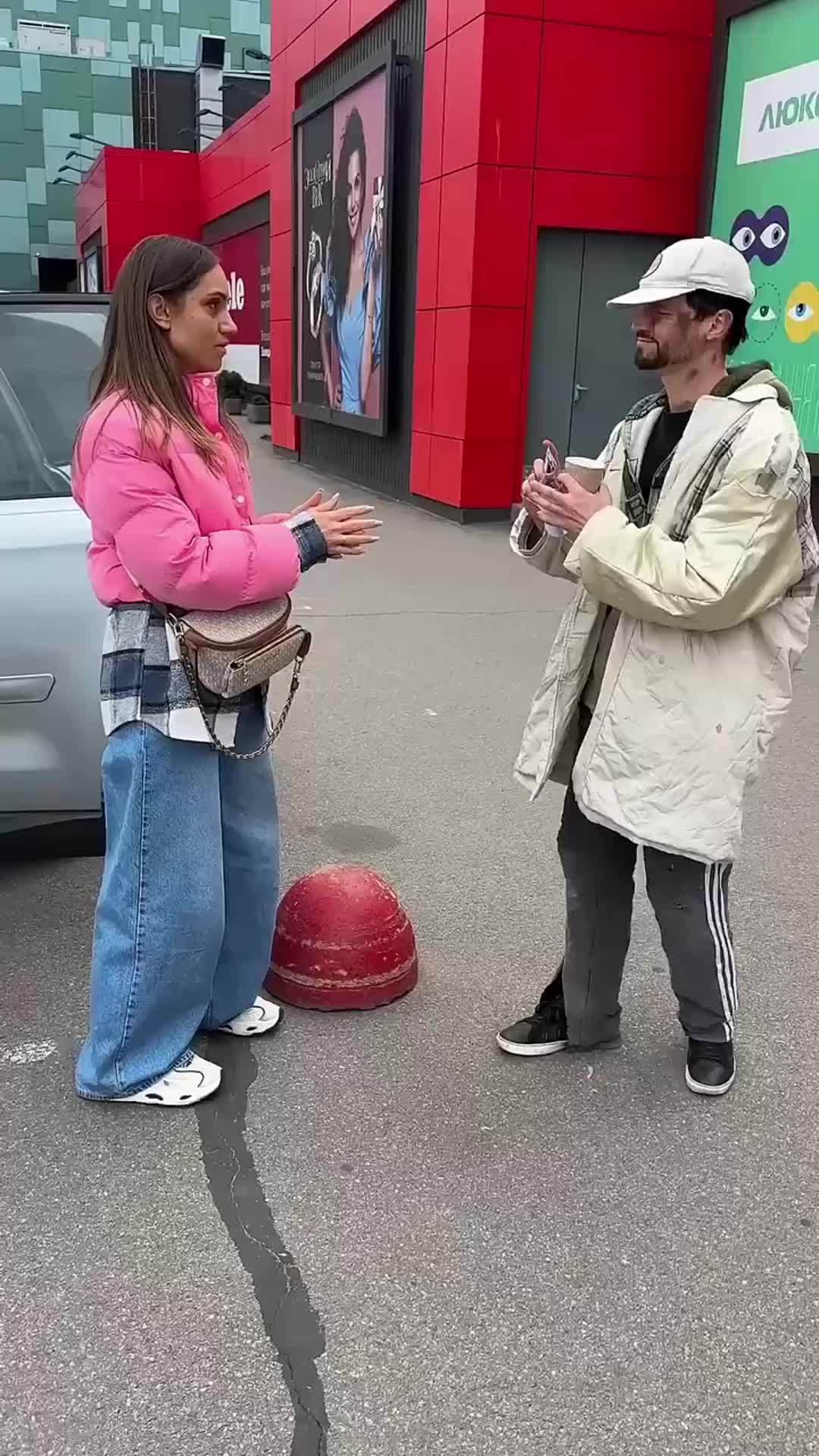 国外关于信任的故事,流浪汉帮助宝妈购物