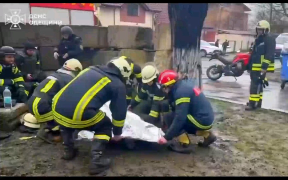 俄罗斯导弹袭击造成敖德萨市 16 人死亡,其中包括敖德萨国家警察总局...