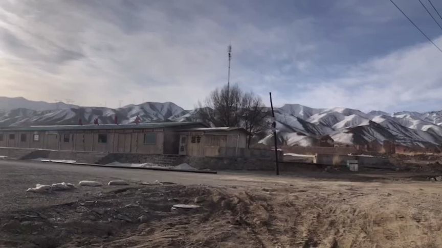 阿克塞石油小镇,人去楼空…#