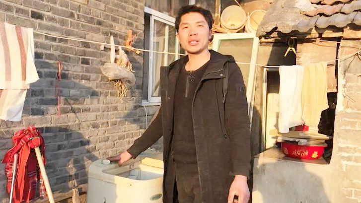 大爷家洗衣机定时器坏了,舍不得换新洗衣机,小谭上门更换定时器