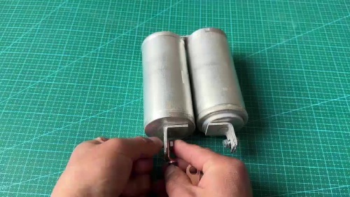 并联电容器断电后,必须断开的是