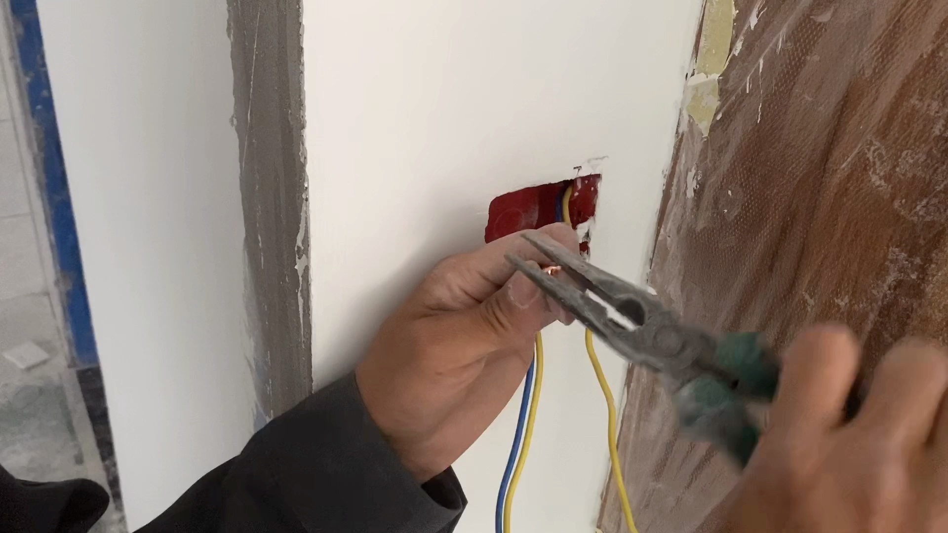 单开双控怎么接线?看看水电师傅的安装视频,自己动手也能接