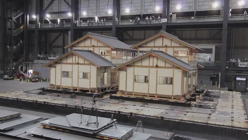 木结构别墅抗震实验,就是不倒,这下知道日本为啥用木屋