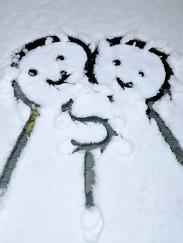 雪地画拥抱小人,下雪了这样画吧#雪地画#雪中作画#我期待的不是雪是...