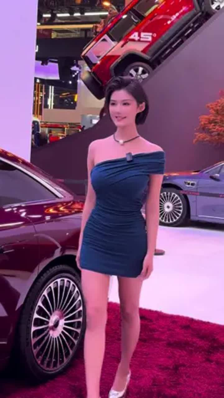 美女车模2025上海车展 肤白貌美