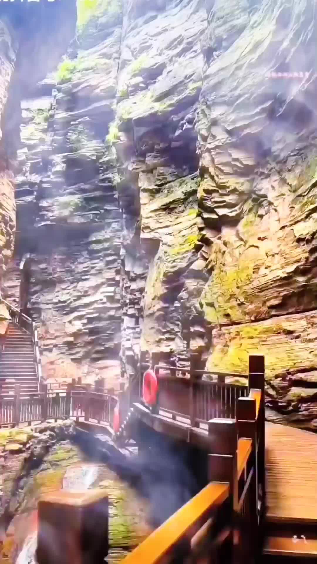 ...瓮圪廊峡谷形成“一线天”的险峻景致,与美国科罗拉多大峡谷相映成...