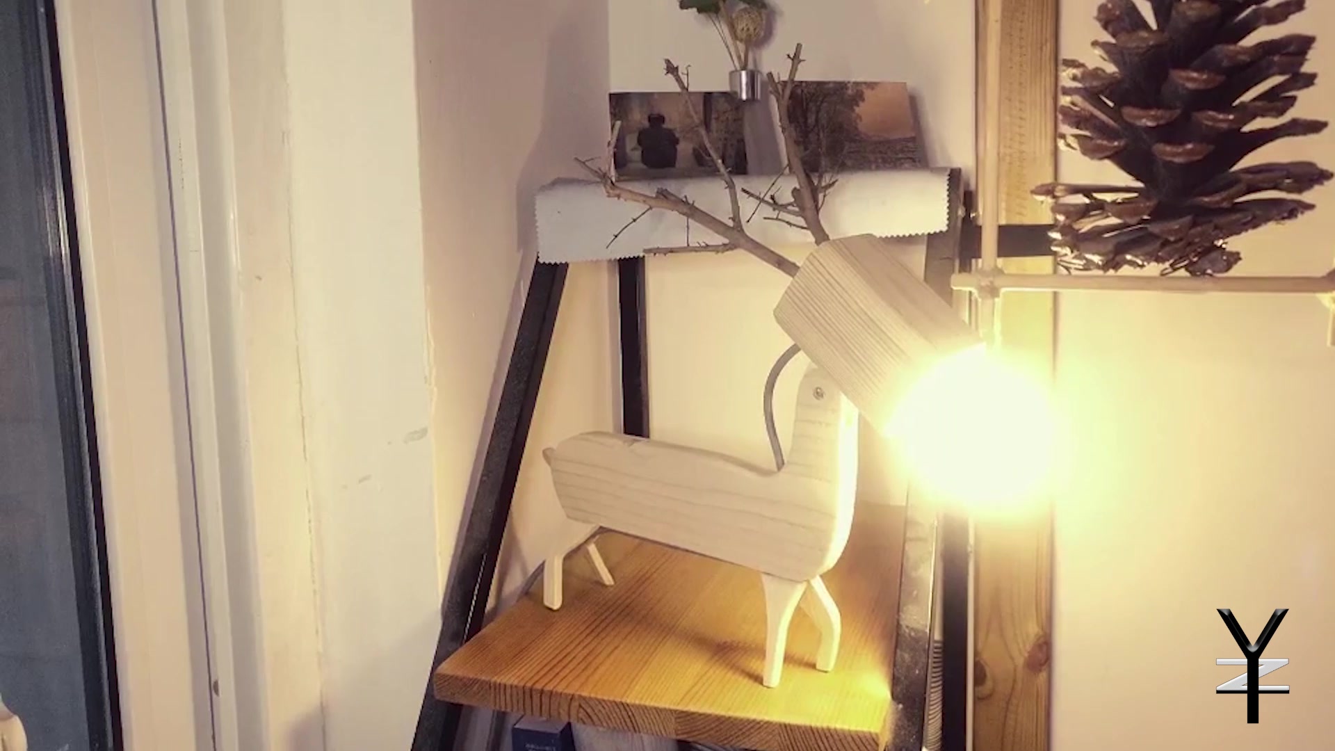 用智能灯泡做个小鹿台灯 捡的枯树枝做鹿角还不错