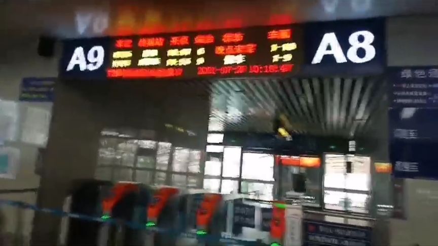 南昌火车站候车室非常气派,准备转车去樟树市