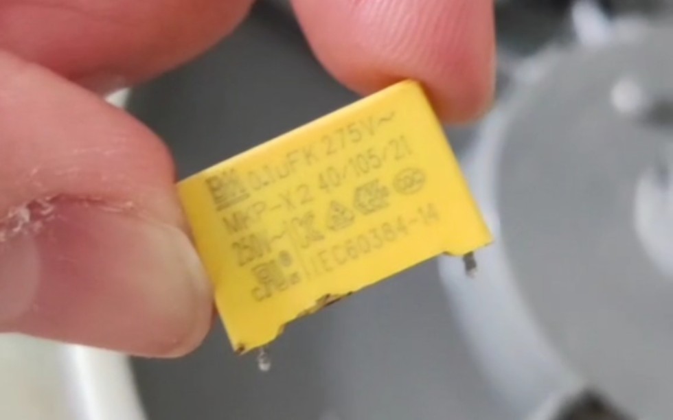 【医工】同事的电风扇不转了,盲猜启动电容有问题