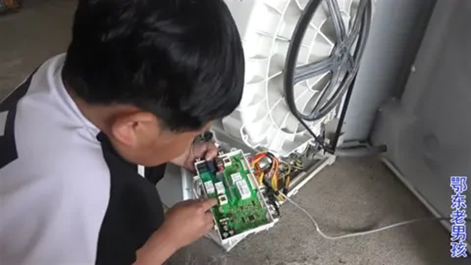 老乡的滚筒洗衣机坏了,老男孩只换掉了两颗零件