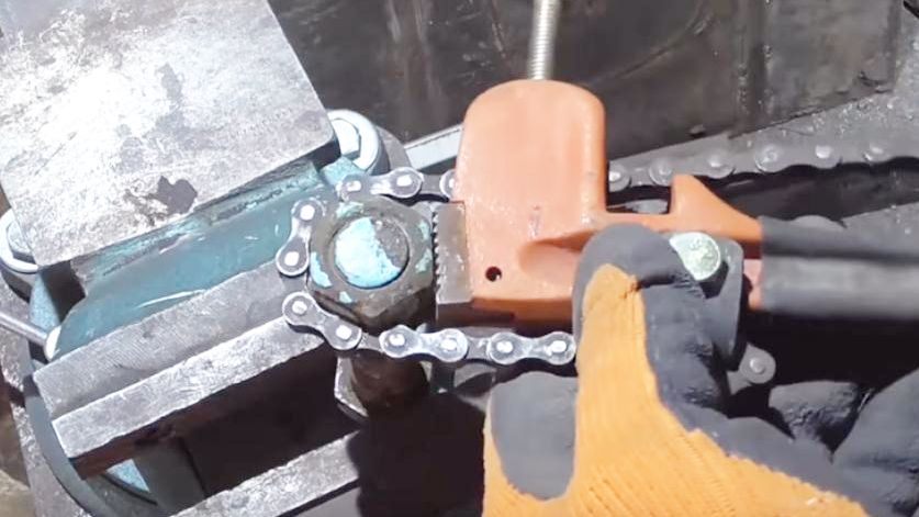 破管钳和链条改装的活动扳手,用来拧螺丝很方便,多看几遍就会做