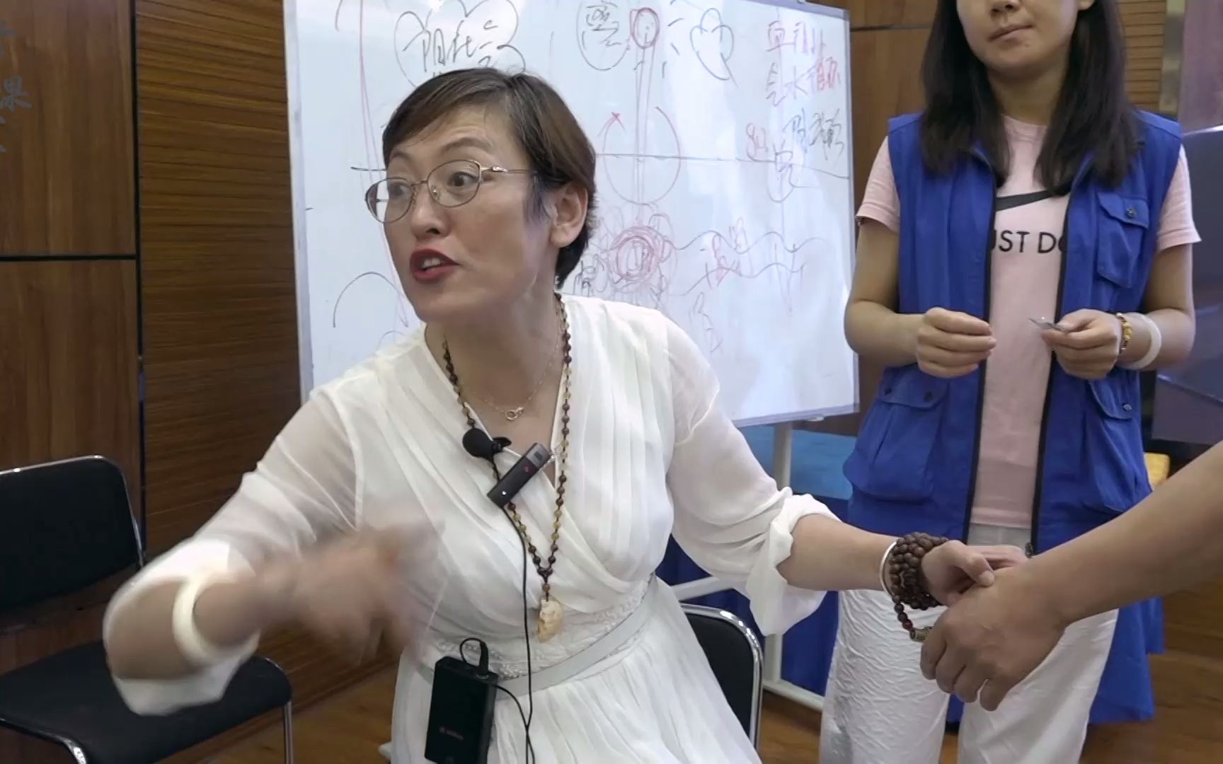 舒卿:腰弯不下去筋紧?气血三针舒筋活血,当下见效果