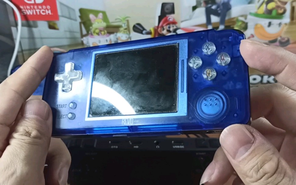 周哥的两部掌机的外观简单比较:GBA最强的兼容机K101与RG350M。