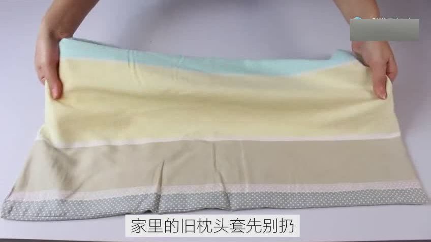 旧枕头套别再扔了,剪一刀放进衣柜里,太实用了