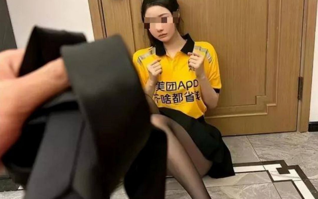 近期,在一些大城市的街头,出现了一群特殊的"外卖员"。她们穿着醒目...