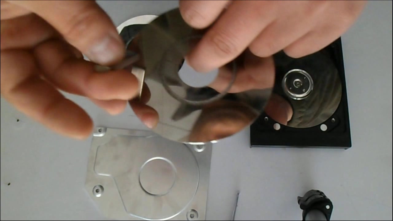 硬盘盘片材质原来是铝合金的,开始以为什么特殊材料呢,拆解一个研究...