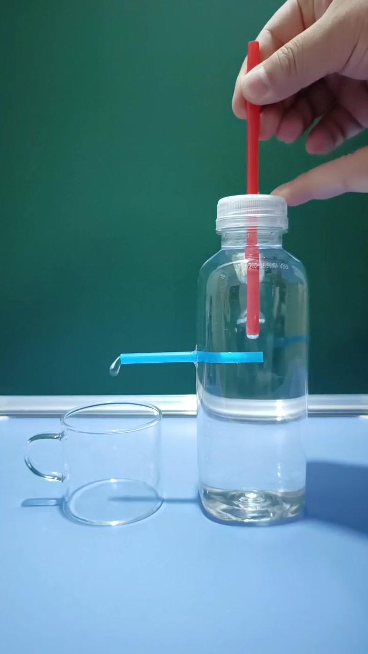 ...用两根吸管一个瓶子做的饮水机,谁能解释一下原理?#科学小实验 #...