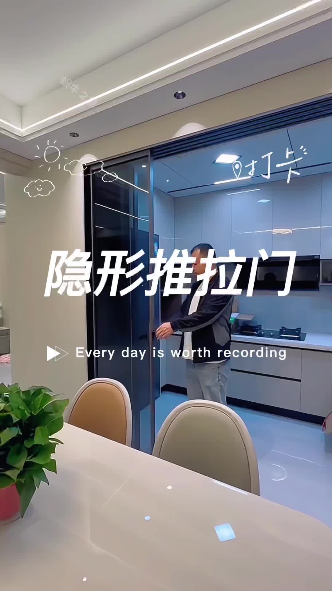 超酷的隐形推拉门,现代感十足!#厨房门 #推拉门 #新家装修 #装修