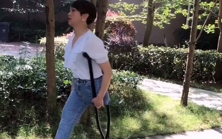 左腿高位截肢,单腿单拐娴熟走路,漂亮的残疾姐姐